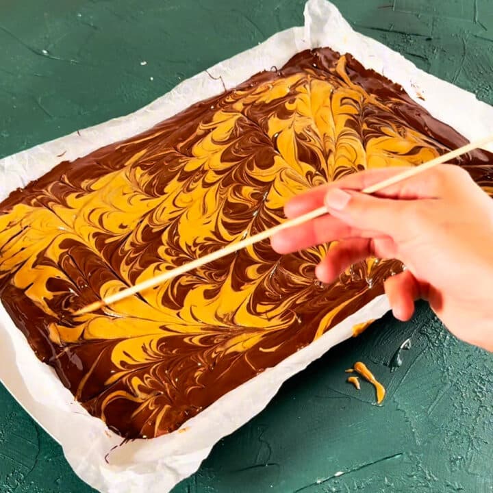 Peanut Butter Chocolate Bark {4 Ingredients} - CakeWhiz