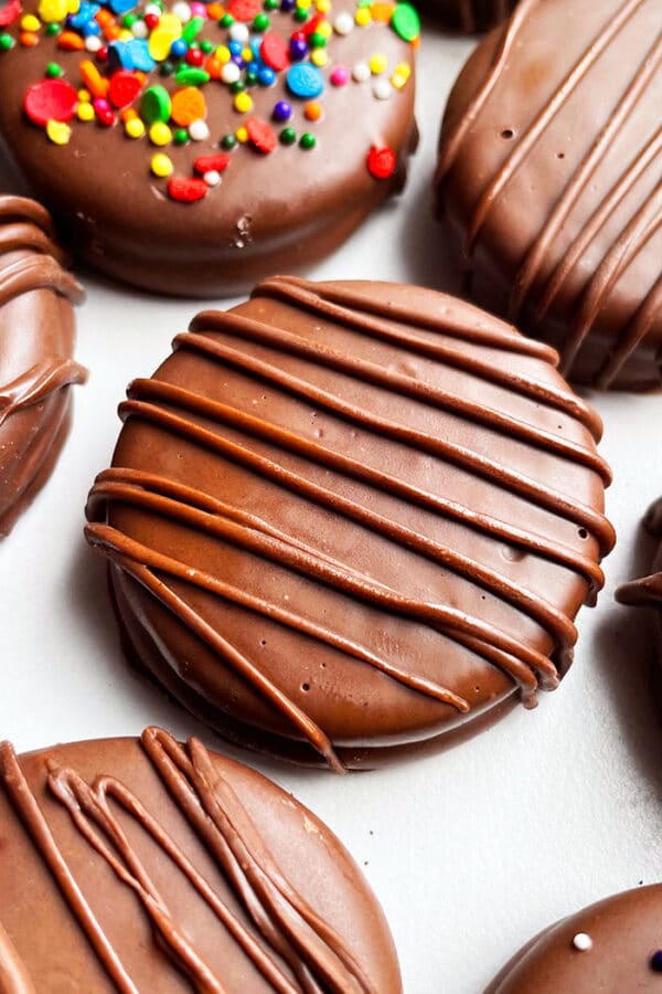 Chocolate Covered Oreos {Dipped Oreos} - CakeWhiz