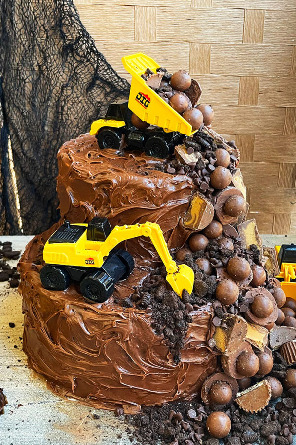 Easy Construction Cake {Excavator Cake} - CakeWhiz
