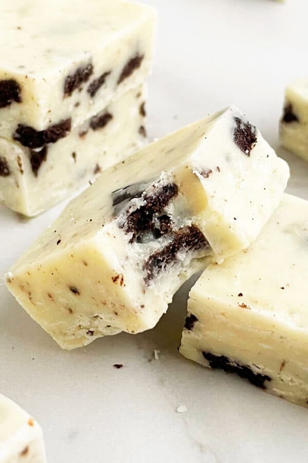 Oreo Fudge {Cookies and Cream Fudge} - CakeWhiz