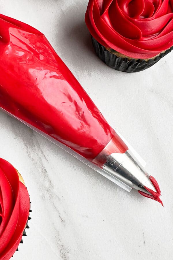 How to Make Red Frosting {Red Velvet} - CakeWhiz