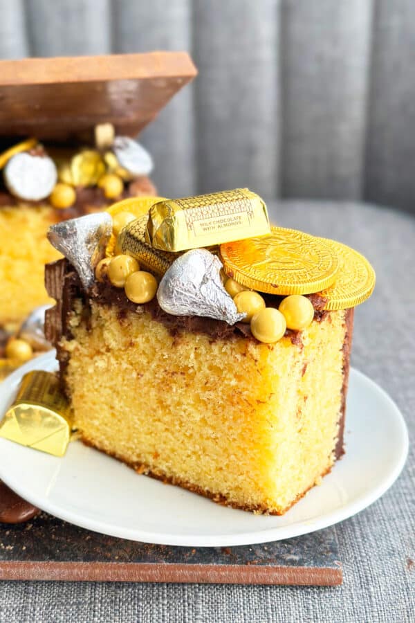 Treasure Chest Cake {With Kit Kat} - CakeWhiz
