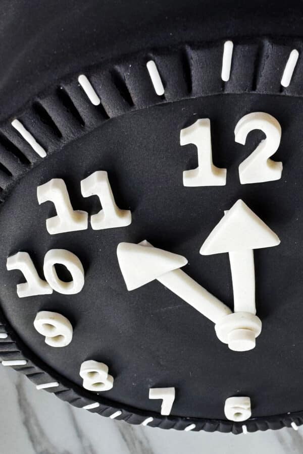 Easy New Year Cake {Clock Cake} - CakeWhiz