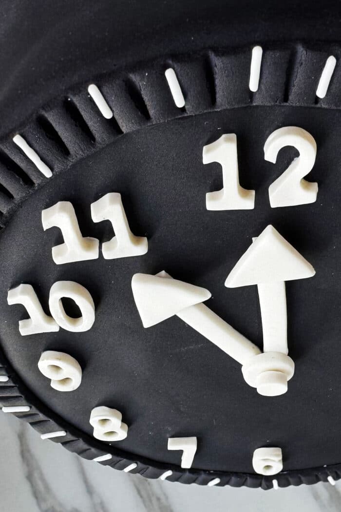 Easy New Year Cake {Clock Cake} - CakeWhiz