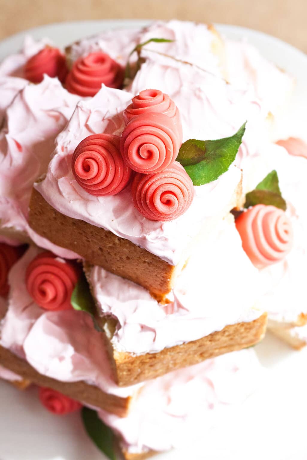 Easy Cake Tower {With Buttercream Icing} - CakeWhiz