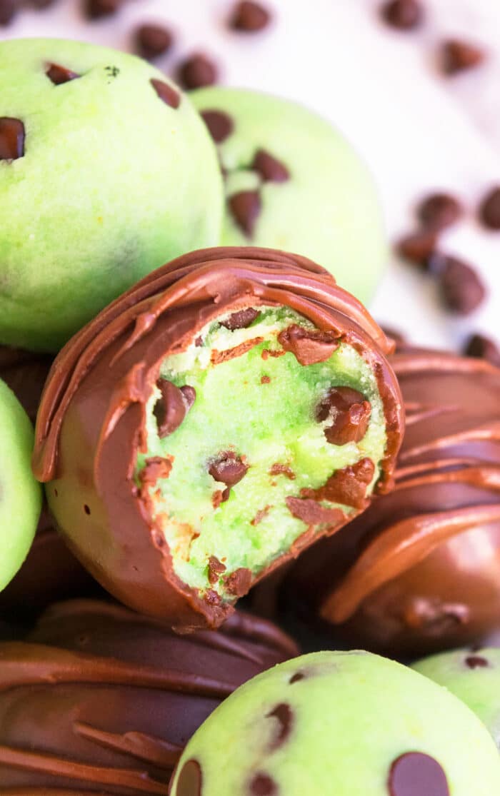 Chocolate Mint Truffles {5 Ingredients} - CakeWhiz