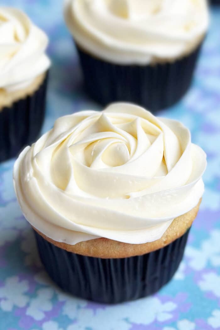 Easy Almond Cupcakes {Sour Cream Cupcakes} - CakeWhiz