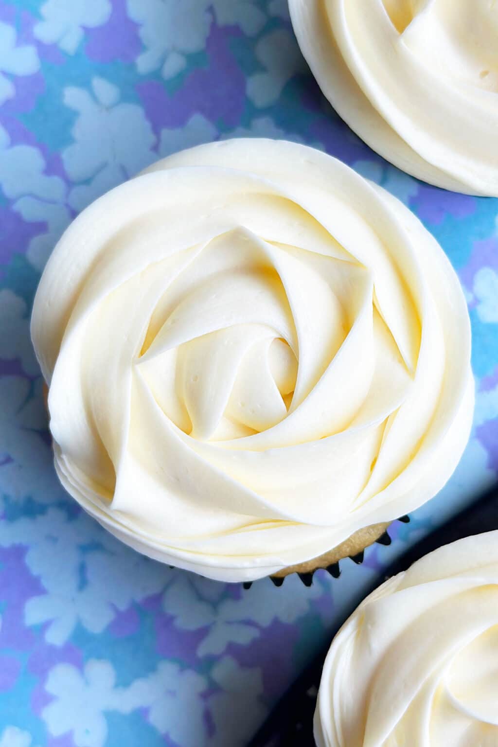 Almond Buttercream Frosting {Easy} - CakeWhiz