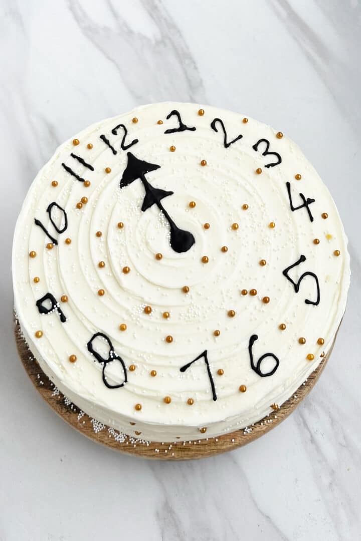 Easy New Year Cake {Clock Cake} - CakeWhiz